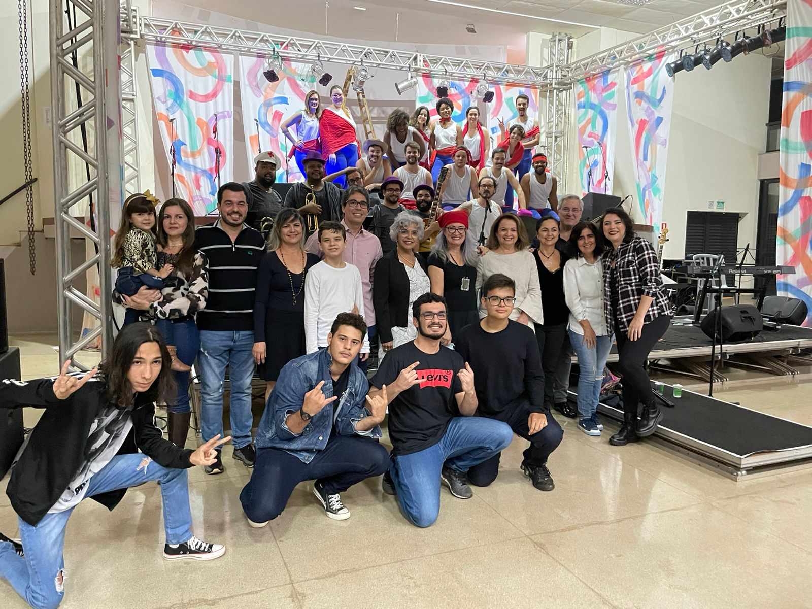 Grupo Colorado dedica espetáculo Minaz Rock para plateias de Guaíra e ...